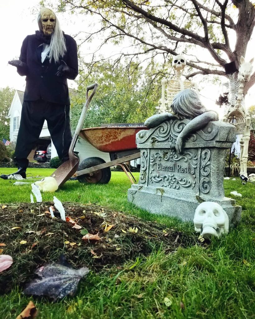 30 Creative Halloween Graveyard Ideas for Front Yard and Indoor Spaces ...