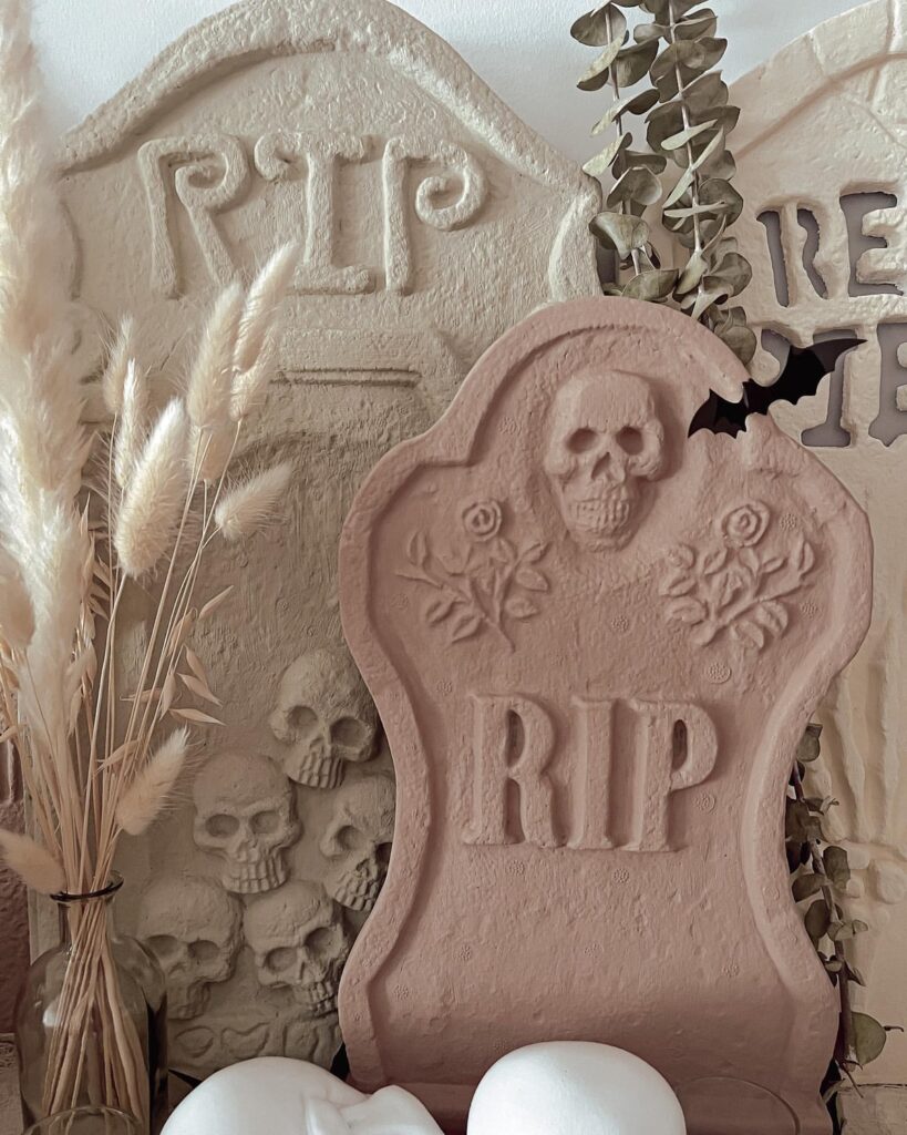 30 Creative Halloween Graveyard Ideas for Front Yard and Indoor Spaces ...