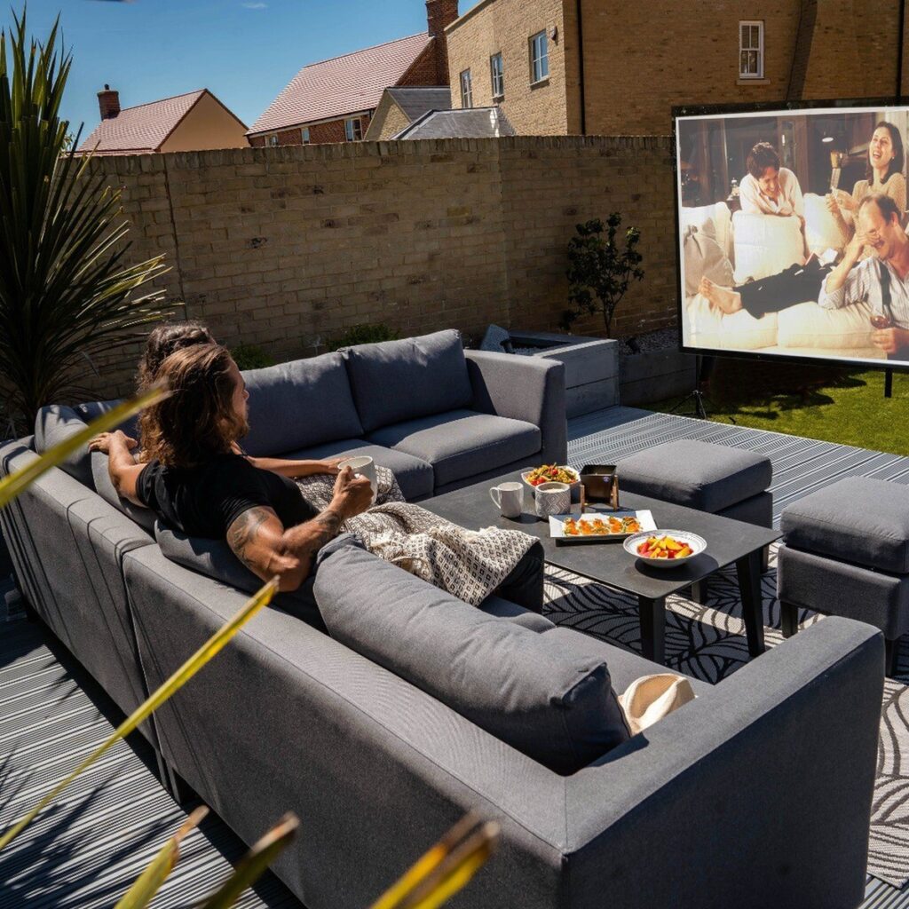 28 Outdoor Cinema Setups for Unforgettable Starry Movie Nights - Homa Decor