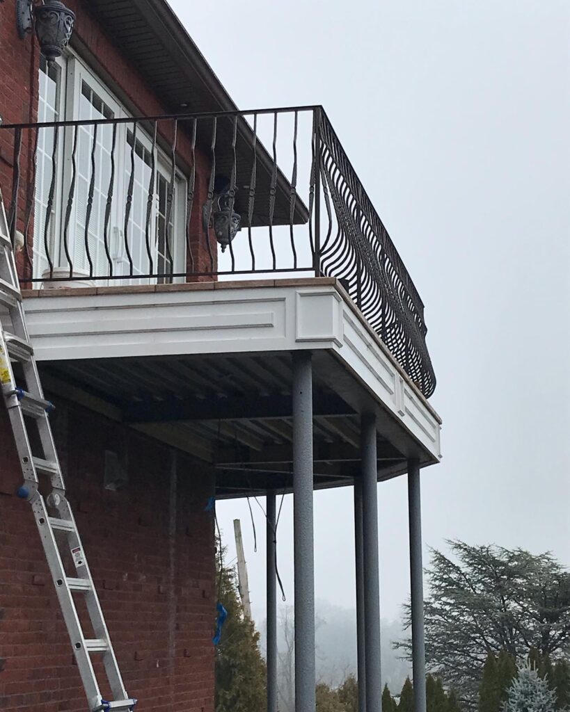 29 Balcony Railing Wonders to Define Your Outdoor Style - Homa Decor