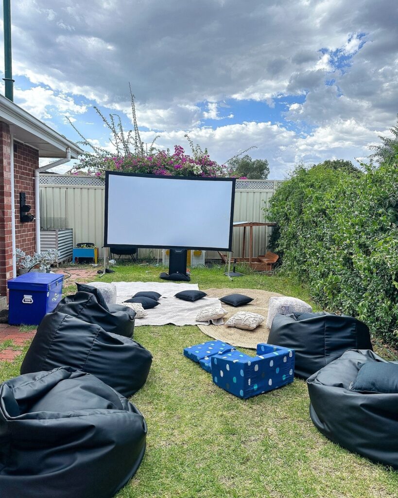 28 Outdoor Cinema Setups for Unforgettable Starry Movie Nights - Homa Decor