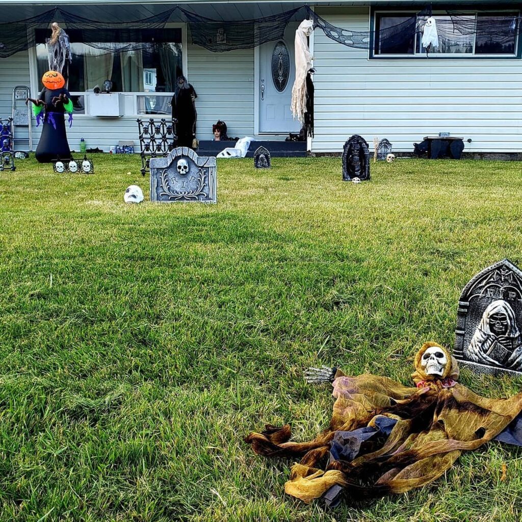 30 Creative Halloween Graveyard Ideas for Front Yard and Indoor Spaces ...