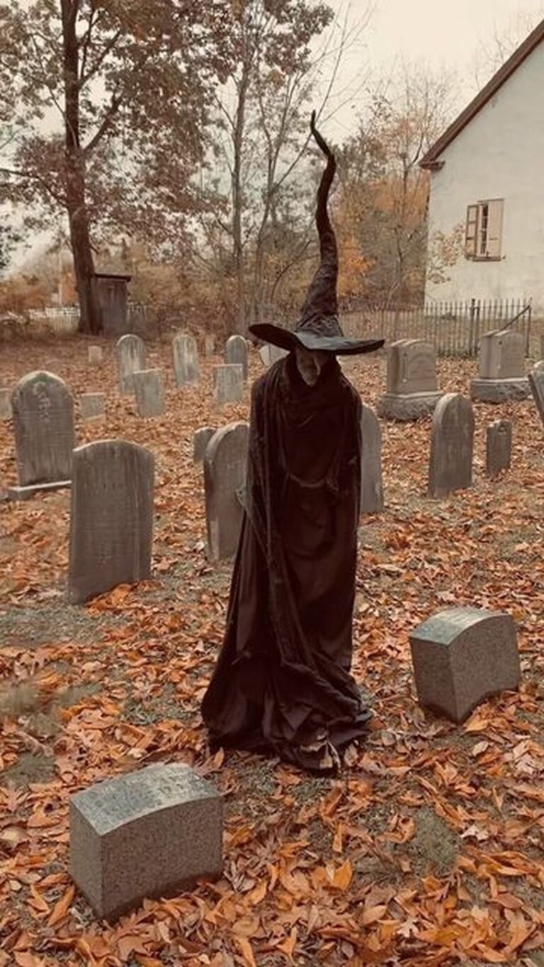 30 Creative Halloween Graveyard Ideas for Front Yard and Indoor Spaces ...