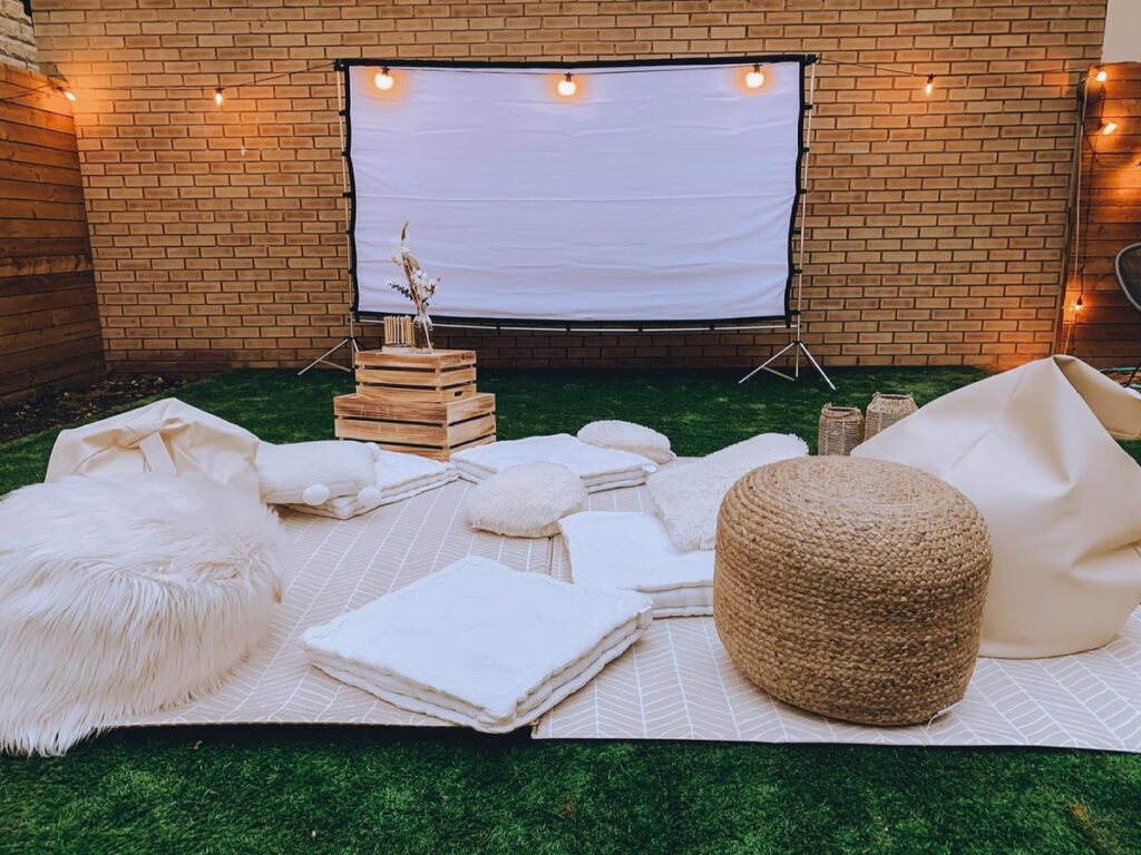 28 Outdoor Cinema Setups for Unforgettable Starry Movie Nights - Homa Decor