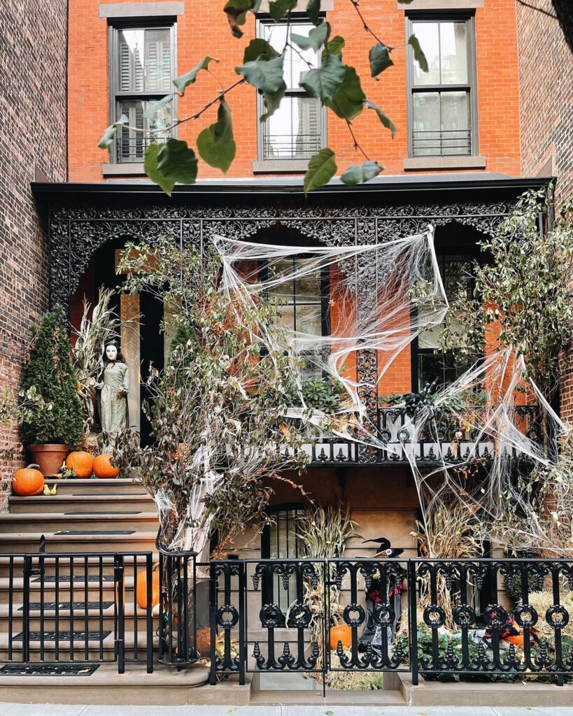 23 Haunted House DIY Ideas for Spooky Halloween Decor - Homa Decor