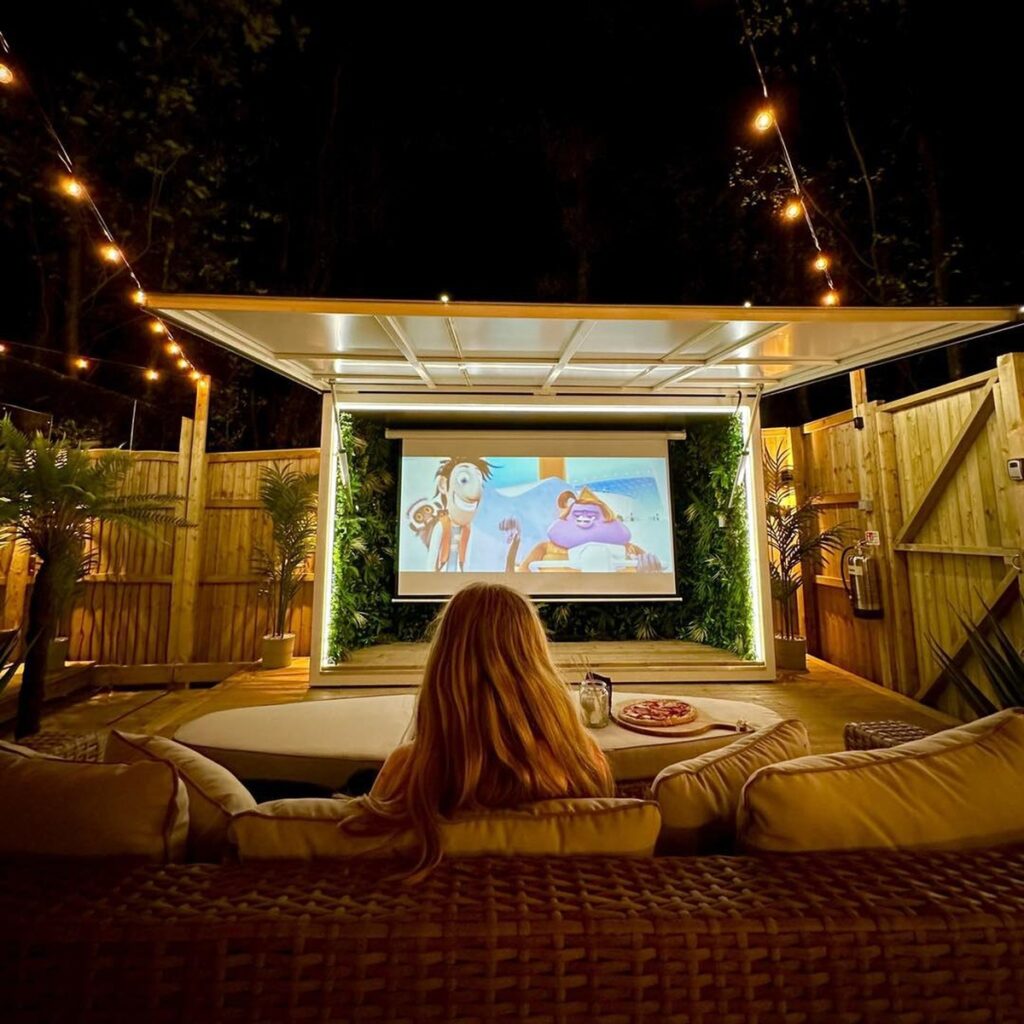 28 Outdoor Cinema Setups for Unforgettable Starry Movie Nights - Homa Decor