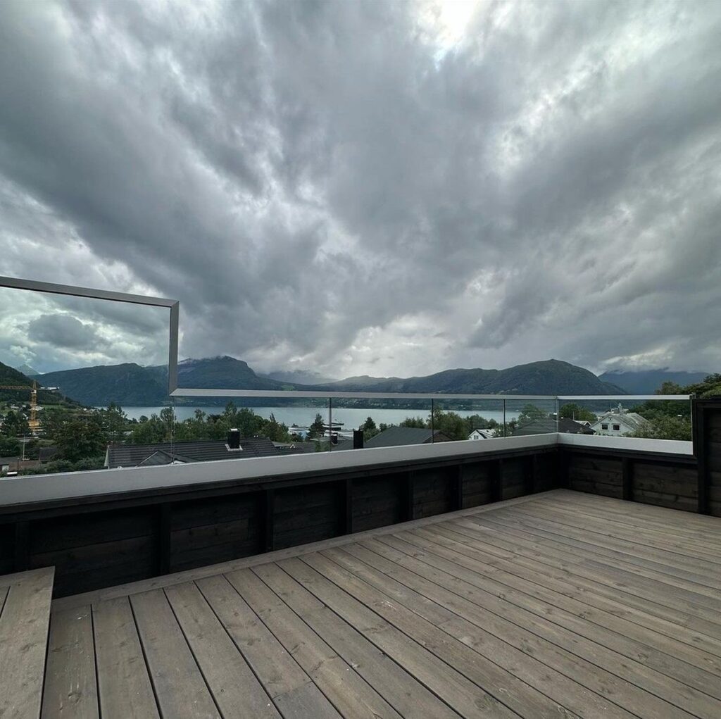 29 Balcony Railing Wonders to Define Your Outdoor Style - Homa Decor