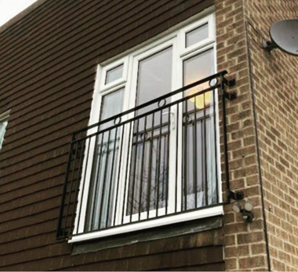 29 Balcony Railing Wonders to Define Your Outdoor Style - Homa Decor